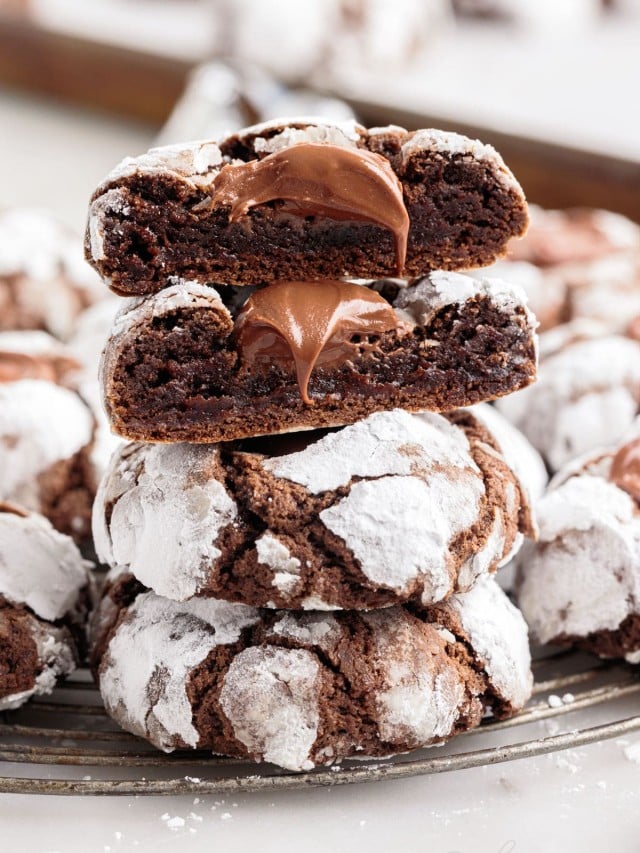 Fudgy Chocolate Crackle Cookies with a Melted Chocolate Center - girl ...